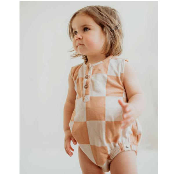 素材 オーガニックコットン　100％　※イギリスの子供服のサイズはべビ−サイズは月齢・キッズサイズは年齢表記です。参考サイズ(表記サイズ→日本サイズ）0-3ｍ→50-60cm　3-6m→60-70cm 6-12m→70-80cm 12-18...