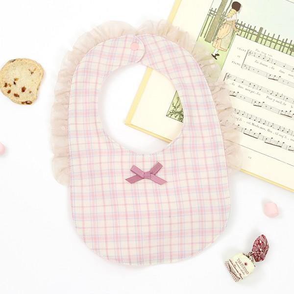 ガーゼ素材のピンクチェック柄をベースに、ベージュのドットチュールがショコラのように甘い印象のフリフリボトム。アンティークな色合いでありつつ、スウィートな部分も兼ね備えたミルクピンクチェック。優しい雰囲気のコーディネートにしてくれそう。肩から...