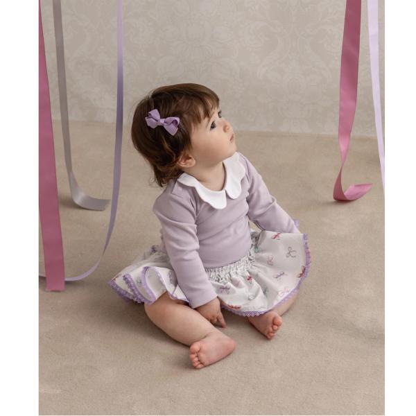 リボンがたくさん並んで、まるでパレードをしているみたい。ライトグレーベースに色とりどりのリボン柄が上品スウィートなベビーブルマ。まるでスカートを履いているようなサーキュラータイプ。おむつもすっぽり隠れます。個人差はございますが、0歳〜2.3...