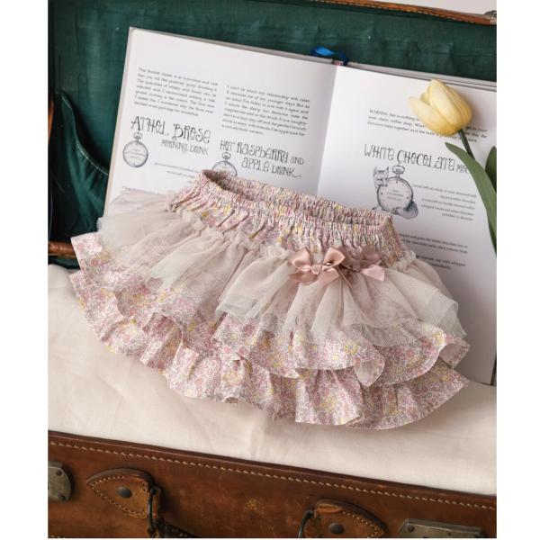 優しいピンク＆イエローのプティフルール柄がスウィートなフリフリボトム(ベビーブルマ)。チュールとコットンの3段フリルは、ティアードスカートのよう。1段目のフリルは2枚重ねのグラデーションチュール。ふんわりボリュームあるチュールの透け感がエア...