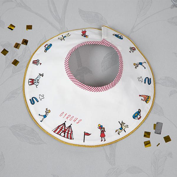 上手にパフォーマンスするゾウさんに、くるくるまわる回転木馬…。こども達がわくわくするようなサーカスの様子がプリントされた楽しいビブ。クラシックなサーカスプリントで、ユニセックスで使えます。フリフリボトムやチュチュと合わせてパーティースタイル...