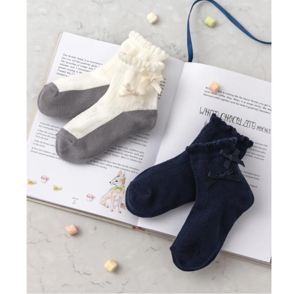 水玉のふんわりチュールフリルのガーリーソックス。後ろにはリボンの模様入りで、かわいいもの大好きな小さなレディが喜ぶデザイン。シックなブラックと優しいグレーのセット。コーディネートに合わせて楽しめます。キュートな靴下は、ギフトのプラスワンアイ...