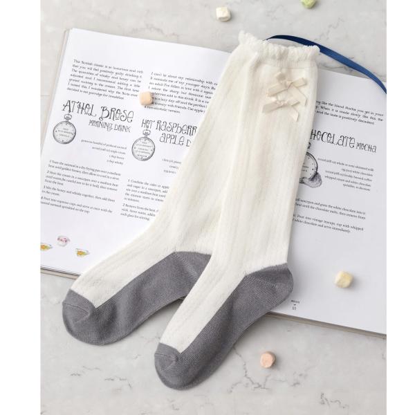 グレーの靴を履いたような愛らしい靴下。可愛いのはもちろん、つま先〜足裏の汚れが目立たないのも嬉しい。上品な透かし編みにサテンリボン＆グログランリボンをトッピング。履き口は花びらのようなフリルデザイン。卒園式や入学式、発表会などフォーマルシー...