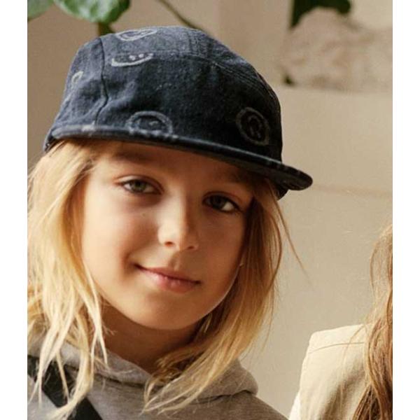 ストレートのつばがストリートファッションとの相性も良くかっこいい！デニム地でどんなお洋服にも合わせやすいです。マジックテープでサイズ調整も可能。M/Lは大人でもかぶれます。素材コットン　100%※ヨーロッパの子供服のサイズは6cm刻みのcm...
