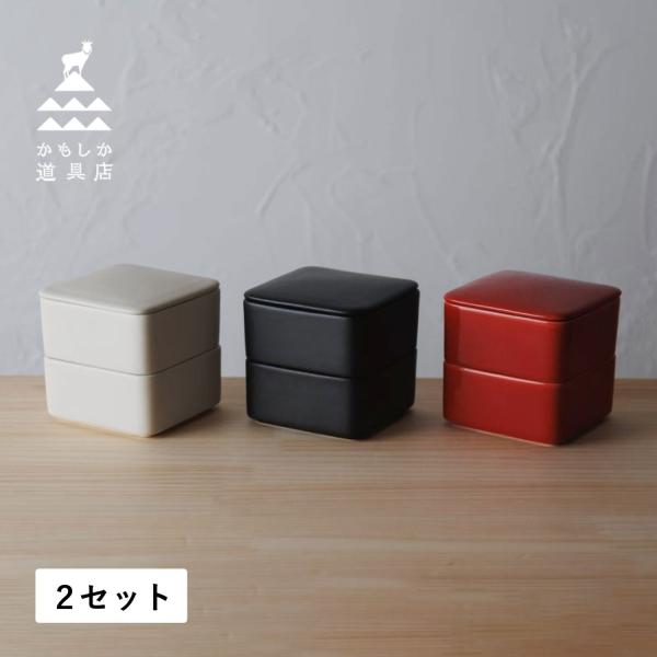 【三重県菰野町にある萬古焼の窯元、山口陶器が立ち上げた産地ブランド かもしか道具店】保存容器としても、器としても使えるしかくいふたもの。スタッキングができるのでお重のように積みあげることができます。ふたなしの器として。１セットで単体のふたも...