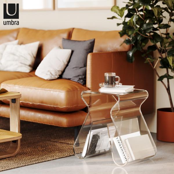 【ダストボックスやキッチングッズ、ミラーなどを取り扱うカナダトロント生まれのデザインブランド umbra】アクリル製のMaginoスツールは、雑誌、本、レコードなどを収納できる収納スペースが組み込まれており、ナイトスタンド、エンドテーブル、...