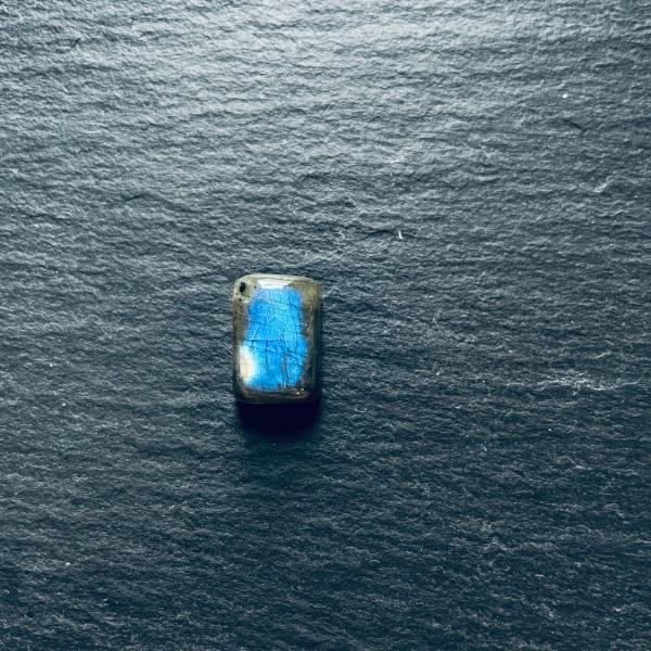 Labradorit / ラブラドライト・曹灰長石size : 17.1mm × 11.6mm × 7.2mm  3.16g太陽 / 月を象徴する石として知られています。神秘的な波動が強く自己の深く眠っている潜在能力を引き出せるとも言われて...