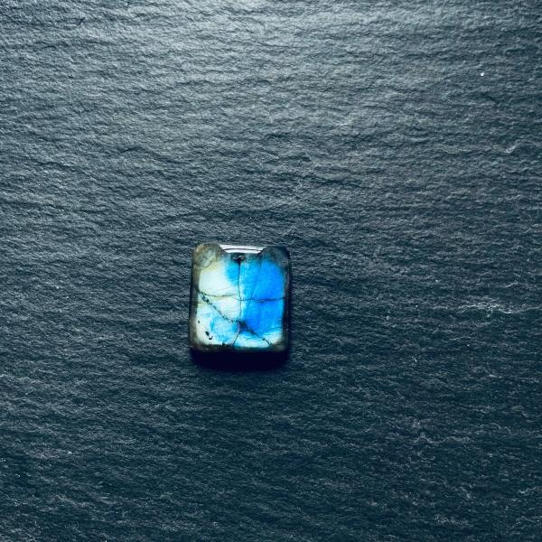 Labradorit / ラブラドライト・曹灰長石size : 17.7mm × 16.3mm × 5.5mm  3.51g太陽 / 月を象徴する石として知られています。神秘的な波動が強く自己の深く眠っている潜在能力を引き出せるとも言われて...