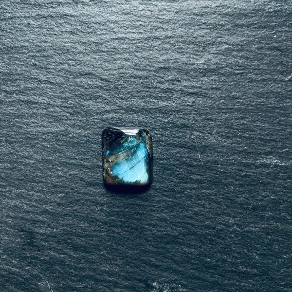 Labradorit / ラブラドライト・曹灰長石size : 18.3mm × 15.8mm × 5.7mm  3.67g太陽 / 月を象徴する石として知られています。神秘的な波動が強く自己の深く眠っている潜在能力を引き出せるとも言われて...