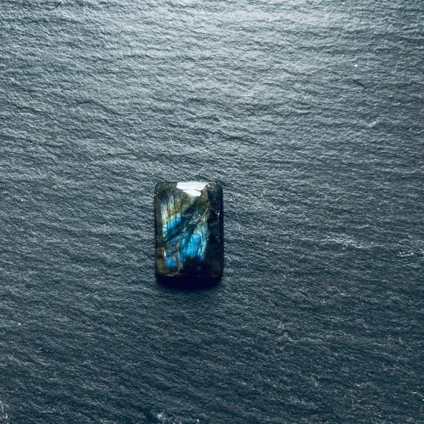 Labradorit / ラブラドライト・曹灰長石size : 20.6mm × 14.8mm × 6.0mm  3.76g太陽 / 月を象徴する石として知られています。神秘的な波動が強く自己の深く眠っている潜在能力を引き出せるとも言われて...