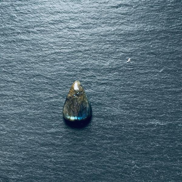 Labradorit / ラブラドライト・曹灰長石size : 20.6mm × 14.6mm × 6.7mm  3.09g太陽 / 月を象徴する石として知られています。神秘的な波動が強く自己の深く眠っている潜在能力を引き出せるとも言われて...