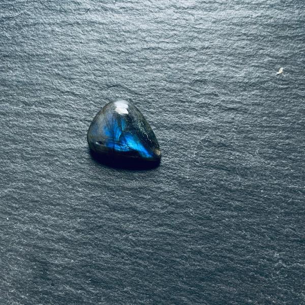 Labradorit / ラブラドライト・曹灰長石size : 21.1mm × 16.8mm × 5.9mm  3.11g太陽 / 月を象徴する石として知られています。神秘的な波動が強く自己の深く眠っている潜在能力を引き出せるとも言われて...