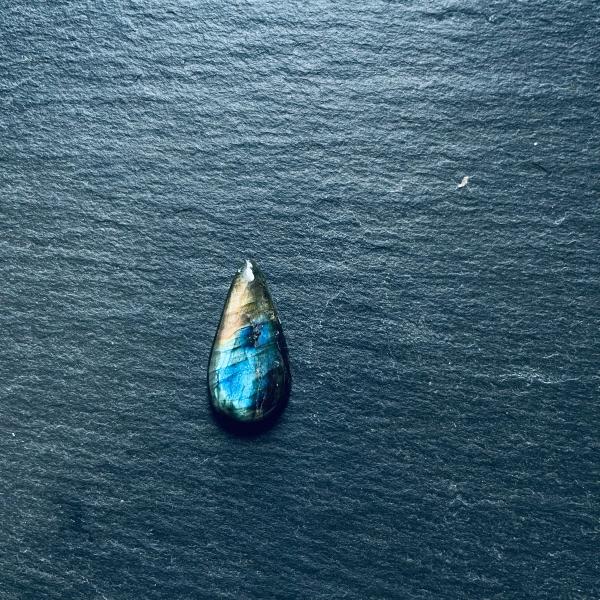 Labradorit / ラブラドライト・曹灰長石size : 27.1mm × 13.9mm × 5.5mm  3.26g太陽 / 月を象徴する石として知られています。神秘的な波動が強く自己の深く眠っている潜在能力を引き出せるとも言われて...