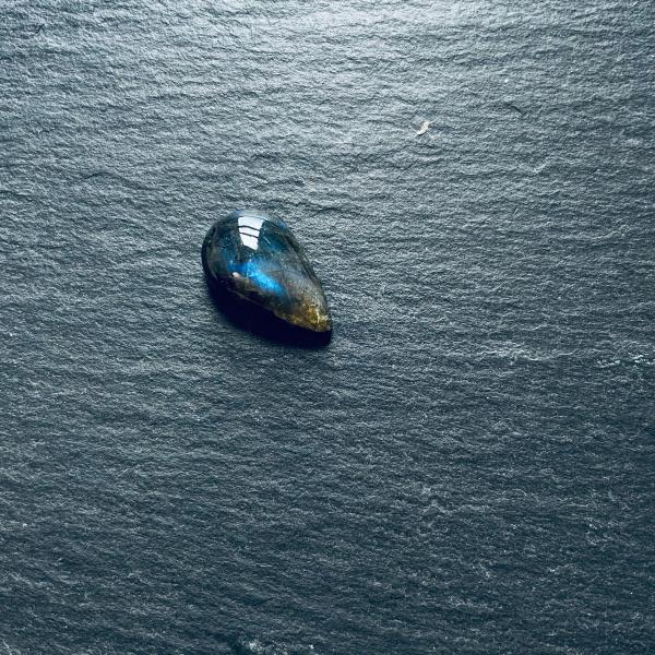 Labradorit / ラブラドライト・曹灰長石size : 21.8mm × 13.3mm × 7.0mm  3.30g太陽 / 月を象徴する石として知られています。神秘的な波動が強く自己の深く眠っている潜在能力を引き出せるとも言われて...