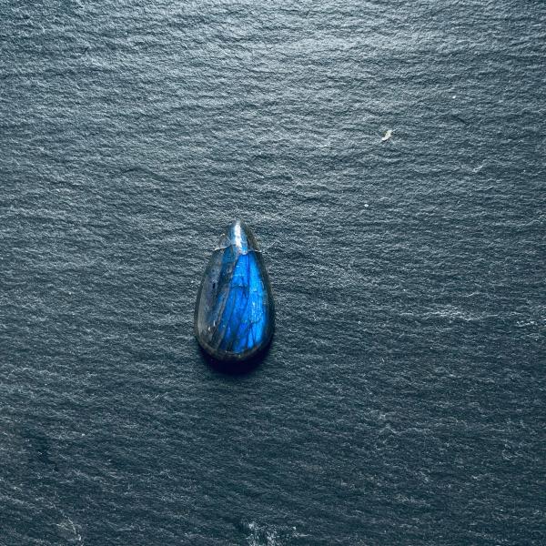 Labradorit / ラブラドライト・曹灰長石size : 25.9mm × 14.6m × 6.3mm  3.76g太陽 / 月を象徴する石として知られています。神秘的な波動が強く自己の深く眠っている潜在能力を引き出せるとも言われてい...