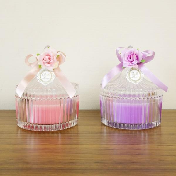 とても優雅で置いておくだけでおしゃれなインテリアにもなるキャニスターキャンドル。女性に人気のラベンダーの香り（パープル）とローズの香り（ピンク）の2種類。優しいアロマの香りと炎の揺らぎでリラックス効果が期待できます。可愛らしいギフトボックス...