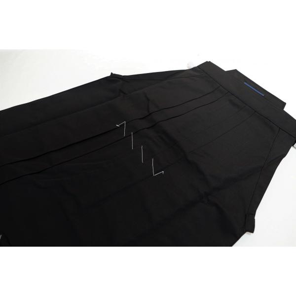 ◆こちらは【２１号〜２６号】の販売ページです◆２７・２８号は別のページで販売しております。ポリエステル65%・レーヨン35%のテトロン生地の袴です。馬乗り（まちあり）の袴で、色は黒のみです。初心者の方や、洗い替えが必要な方におすすめです。ポ...