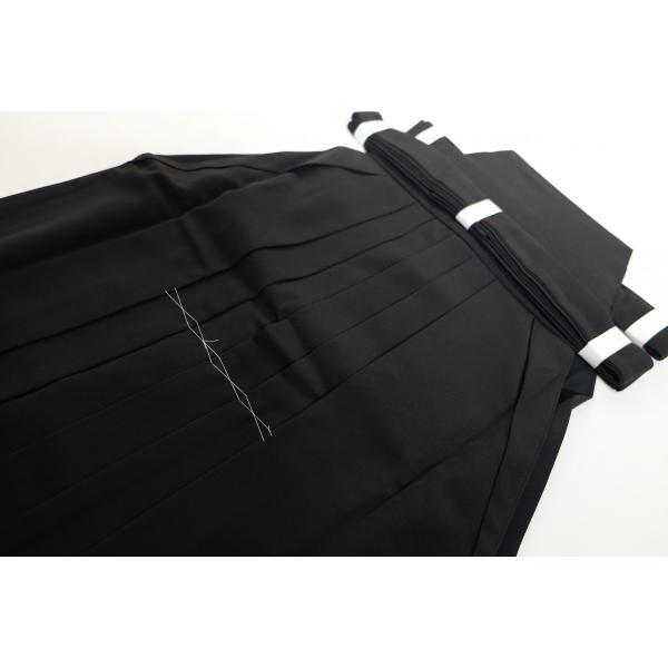 ◆こちらは【２１号〜２６号】の販売ページです◆２７・２８号は別のページで販売しております。ポリエステル65%・レーヨン35%のトロピカル生地の袴です。馬乗り（まちあり）の袴で、生機から染色まで、日本で生産加工しています。レーヨン混の持つ鮮や...