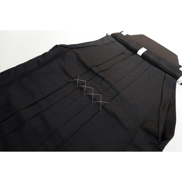 ◆こちらは【２１〜２６号】サイズの販売ページです。◆２７号以上は別のページで販売しております。縦方向に凹凸のある楊柳生地の袴です。黒色ネーム刺繍も可能です。当店ショップのトップページにある検索ボックスに「ネーム刺繍」と入力していただくとオー...