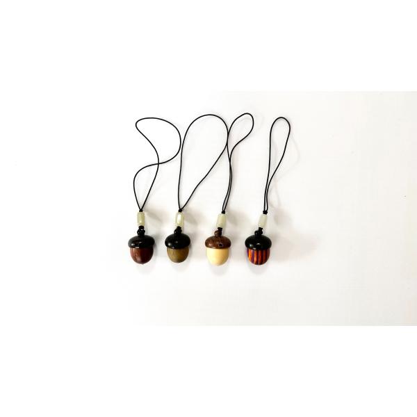 ドングリの形をしたギリ粉入れです。紐は上蓋についています。上蓋は黒檀製です。全長約3.0cm（紐部分を除く）、外径約2.2cm、内径約1.3cm◆こちらの商品は６点までクリックポストにて発送可能です。クリックポストで発送可能な他の商品５点と...