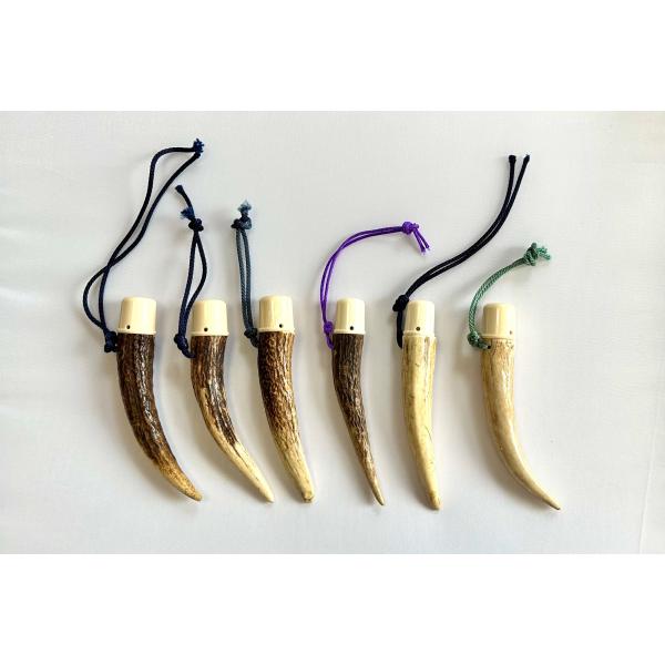 鹿の角でできた高級なギリ粉入れです。蓋は水牛製です。全長約12cm（紐部分を除く）蓋の幅約1.8cm◆こちらの商品は６点までクリックポストにて発送可能です。クリックポストで発送可能な他の商品５点と合わせ買いも可能です。【クリックポスト発送の...
