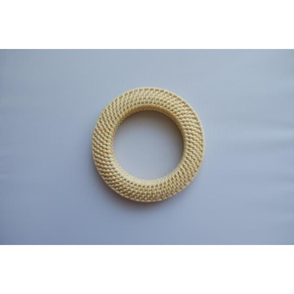 籐でつくられた弦巻です。直径１３センチです。◆こちらの商品は６点までクリックポストにて発送可能です。クリックポストで発送可能な他の商品５点と合わせ買いも可能です。【クリックポスト発送のご注意事項】・注文画面の配送方法欄でクリックポストをご選...