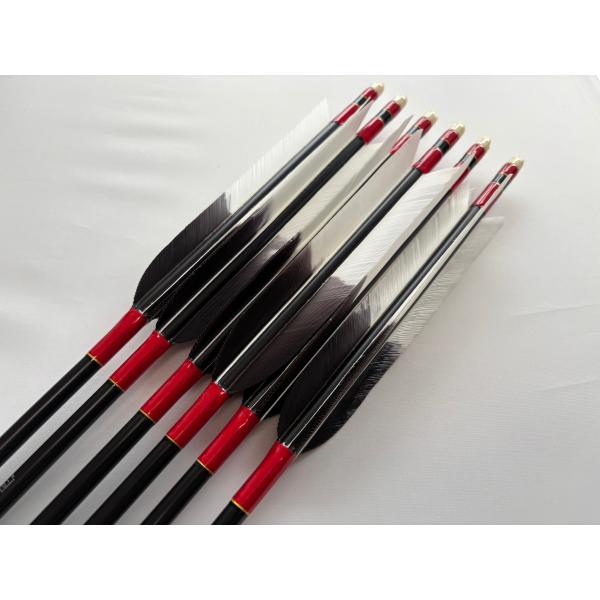 ジュラルミン矢「EASTON社」、６本セットです。ターキー（元黒）矢です。・シャフトの太さ：２０１４・シャフトのカラー：ブラック・矢羽根の種類：ターキー・矢羽根の模様：元黒・矧ぎ糸のカラー：赤色・筈の色：白色ご希望の矢尺を記入のうえ注文して...