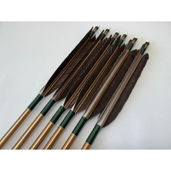 ジュラルミン矢「EASTON社」、６本セット矢です。・シャフトの太さ：２０１4・シャフトのカラー：ブロンズ・矢羽根の種類：黒手羽・矢羽根の模様：黒（単色）・矧ぎ糸のカラー：緑色・筈の色：白色ご希望の矢尺を記入のうえ注文してください。（１１０...