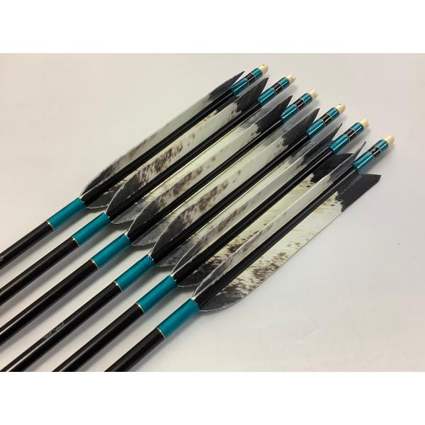 ジュラルミン矢「EASTON社」、６本セットです。粕尾羽根の柄を模したデザインの羽根です。・シャフトの太さ：２０１４・シャフトのカラー：黒・矢羽根の種類：ターキー・矧ぎ糸のカラー：青色・筈の色：白色ご希望の矢尺を記入のうえ注文してください。...