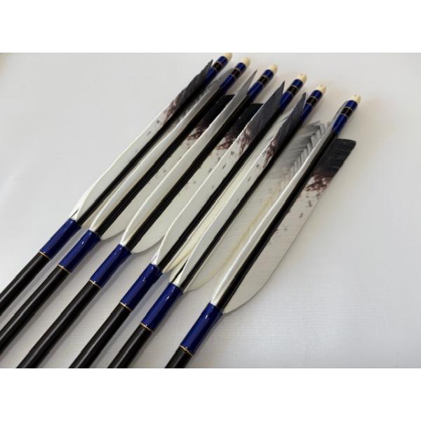 ジュラルミン矢「EASTON社」、６本セットです。ターキー（犬鷲）矢です。・シャフトの太さ：２０１５・シャフトのカラー：ブラック・矢羽根の種類：ターキー・矢羽根の模様：犬鷲・矧ぎ糸のカラー：紺色・筈の色：白色ご希望の矢尺を記入のうえ注文して...