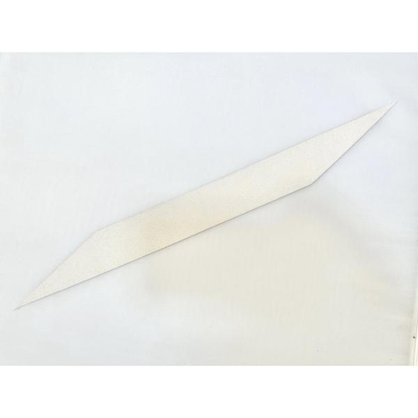 ナイロン系人工皮革の握り革です。鹿革に近い風合いの人工皮革で、繊維が細かくしなやかで弓に巻きやすく、吸水性も高くなっております。◆こちらの商品はクリックポストにて発送可能です。厚みの少ない商品ですので、何枚ご注文いただいてもクリックポストで...