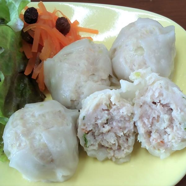発売以来、大人気！卵、乳、小麦などアレルギー特定原材料8品目を使わず、米粉の皮で作ったシューマイです。小麦粉を使ったものと何も遜色のないシュウマイです。見た目も味も、普通のシュウマイに負けていません。柔らかい食感で噛むと肉汁がジュワッと出て...