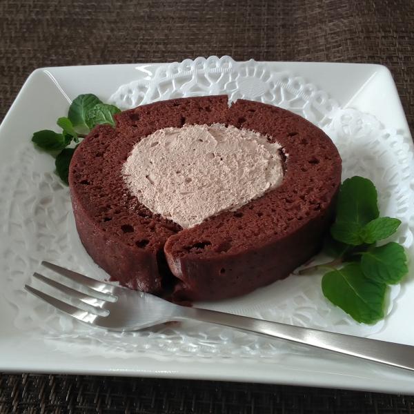 卵、乳、小麦などアレルギー特定原材料8品目を使わずに作った、ロールケーキです。ココアとチョコレートをたっぷり使った生地に、豆乳のチョコクリームを巻いた可愛いロールケーキです。軽い口当たりのチョコレートホイップとしっとりした生地がマッチしてお...