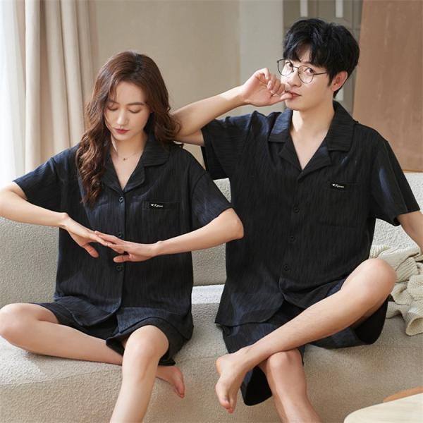 【夏の新作】：肌触りの良い中厚手のパジャマです。 二重構造で通気性を確保し、汗の蒸発を促進し、表面のプリーツで体に張り付かずに着用できるため、夏のパジャマとして最適です！【開襟シャツデザイン】：半袖パジャマは、定番の開襟シャツデザインを採用...