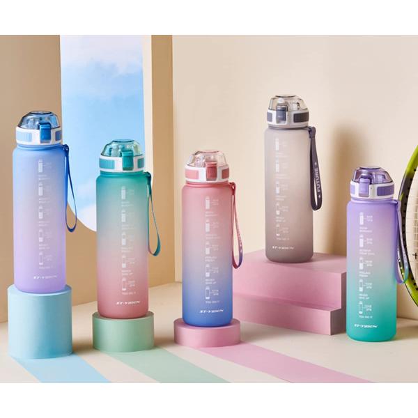 ? 直径：8.5cm、高さ：28cm 容量：1100ml? 【1100ml大容量デイリーハイドレーション】大型ウォーターボトルは、1日を通して毎日の飲酒やフィットネスのニーズにお応えします。 複数のシリコンシールとロック設計により、100％...