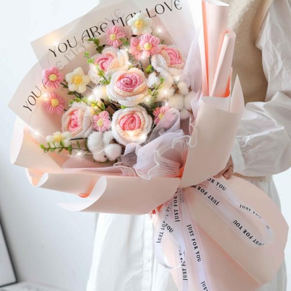 3本のかぎ針編みのバラで組み合わせるブーケ、かわいくてアクティブでロマンティックです。開花期もなく、花粉症の心配もありません。大切な祝日や記念日に、恋人や家族、友人などに気持ちを伝える最適の贈り物の一つです。機械を使用して大量生産されている...