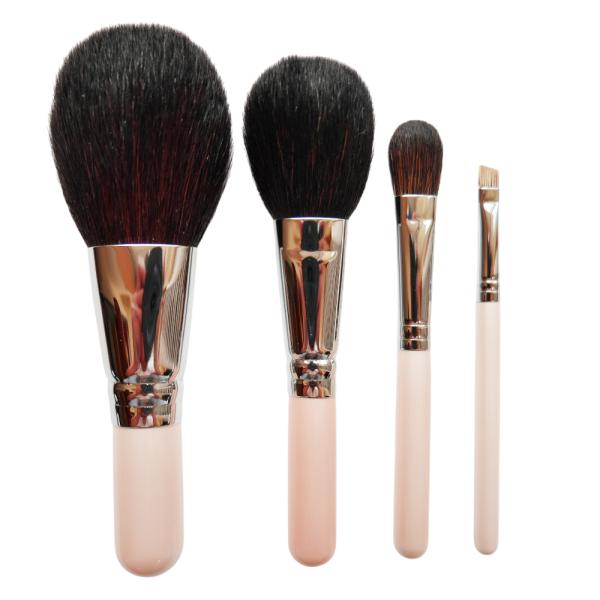 【お買い得ポイント】こちらの商品は、アーティストシリーズで揃えるよりも１０%お安くなっております！＜商品の説明＞ボリュームたっぷりのジャンボフェイスブラシ、コシと柔らかさを備えた粗光峰のチークブラシ。この２点にさらにアイシャドーブラシ、アイ...