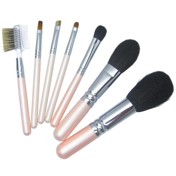 【お買い得ポイント】こちらの商品は、アーティストシリーズで揃えるよりも２５００円お安くなっております！＜商品の説明＞この７本セットの特徴は、メイクに必要なブラシが全て揃っているところと、携帯に便利な短軸を使用しているので、持ち運びに便利だと...