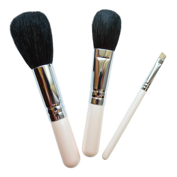 【お買い得ポイント】こちらの商品は、アーティストシリーズで揃えるよりも１０%お安くなっております！＜商品の説明＞●パウダーブラシの魅力は、パウダーの仕上げが簡単で気持ちよく使え、お粉やパウダリーファンデ(固形)にもお使い下さい。●チークは紅...