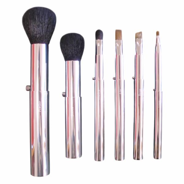 【お買い得ポイント】こちらの商品は、単品で揃えるよりも１１００円お安くなっております！＜商品の説明＞パウダーブラシとチークブラシに山羊で一番柔らかい粗光峰を使用したメイクブラシ６本セット。リップとアイブローには今までにない幅、毛先の長さ、毛...