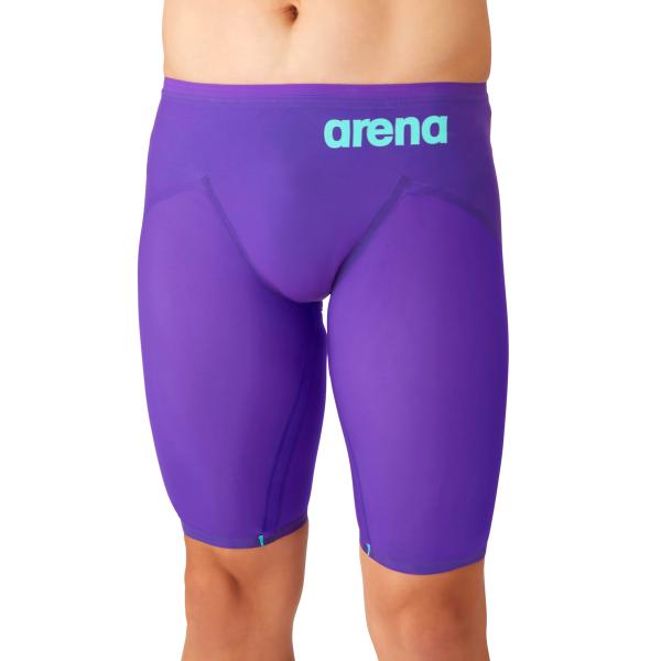 ●アリーナトップレーシングモデル。●「AQUAFORCE STORM MFタイプ」。●公式大会に出場するために必要なWORLD AQUATICS（世界水泳連盟）承認モデルの布帛素材を使用した競泳水着。●アリーナ史上初の”ねじり構造”によるキ...