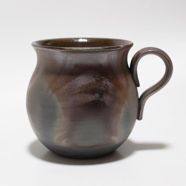 備前焼の焼き色の一つである「桟切-さんぎり-」昔は窯の内部を桟(さん)で仕切っており、この桟の下で焼かれることでこの模様が現れたため桟切(さんぎり)と呼ばれるようになりました。炎があたる部分、灰に覆われた部分によって赤褐色や灰青色と様々な色...