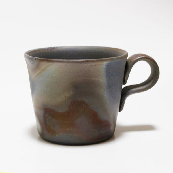 備前焼の焼き色の一つである「桟切-さんぎり-」昔は窯の内部を桟(さん)で仕切っており、この桟の下で焼かれることでこの模様が現れたため桟切(さんぎり)と呼ばれるようになりました。炎があたる部分、灰に覆われた部分によって赤褐色や灰青色と様々な色...