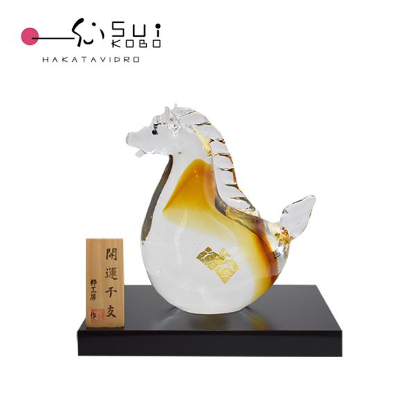 山崎　真一作（やまさき　しんいち）サイズ：14ｃｍ（幅）×15ｃｍ（高さ）素材： ガラスオリジナル木札の希望の文字内容は買い物かご内のストアへのご要望欄にご記入ください