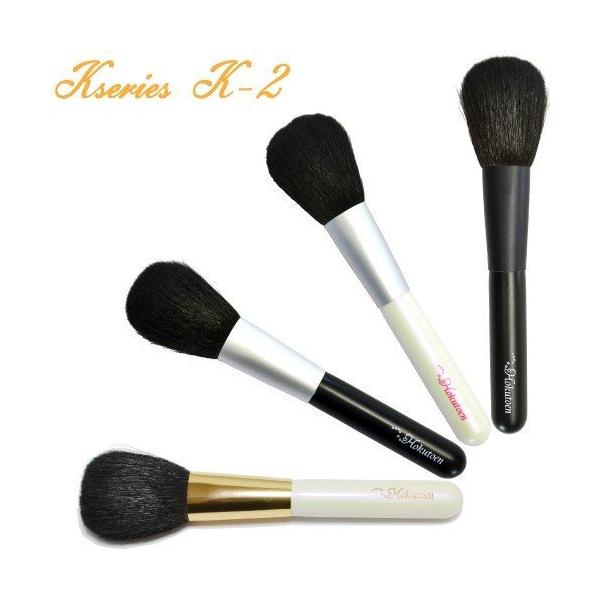 熊野筆 チークブラシ【K-2】原毛を惜しみなく使い、穂先をカットせず自然の先細りをそのまま生かしているからこそ、やさしい肌ざわりはメイクのノリや持ちの良さを高めます。毛質：細光峰全長：131mm毛丈：36mm※カラー4色　各1本の金額です。