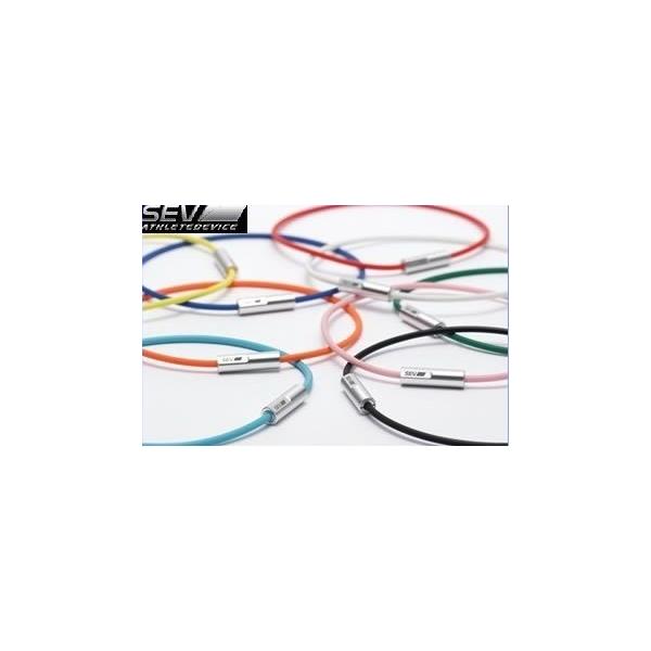 【発売日：2013年10月25日】「SEVルーパー typeM」は、首元全体を特許技術「SEV」によってサポートする、SEVネックレスタイプの健康・スポーツアクセサリーです。首元にぴったりフィットする計量ループとアルミ製アタッチメントの両方...