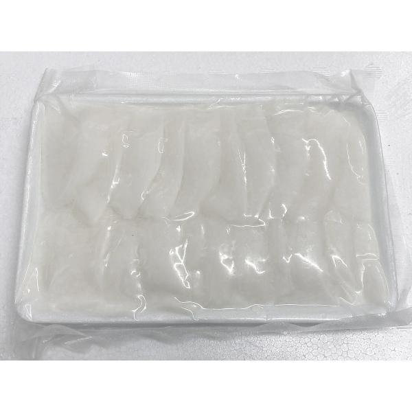 紋甲いか　２０枚寿司ネタ用１枚約１０ｇ寿司ネタや海鮮丼にいかがですか？スリット入りです。内容量  ２０枚（約２００ｇ）原材料  紋甲いか（ベトナム産など）、砂糖、食塩／調味料（アミノ酸）賞味期限  約３ヶ月（−１８度以下）発送方法  冷凍便