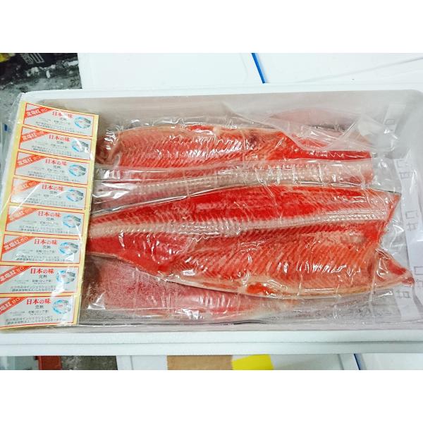 定塩紅鮭フィーレ甘口塩分約３％１０ｋに約１０枚の規格となります。内容量  １０ｋｇ　約１０枚原材料  紅鮭（ロシア、アメリカ産など）、食塩、酸化防止剤（Ｖ．Ｃ）賞味期限  冷凍保存−１８℃以下で約３ヶ月発送方法  冷凍便