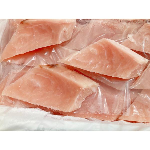 骨取りメカジキ切身３０ｇ×６０切骨取りの切身です。３０ｇと小さめですが様々なシチュエーションでお使いいただけます。骨取りですのでお子様やお年寄りにも食べやすく焼き、煮付け、揚げや粕漬け、西京漬け、みりん漬など幅広いメニューにお使いいただけま...