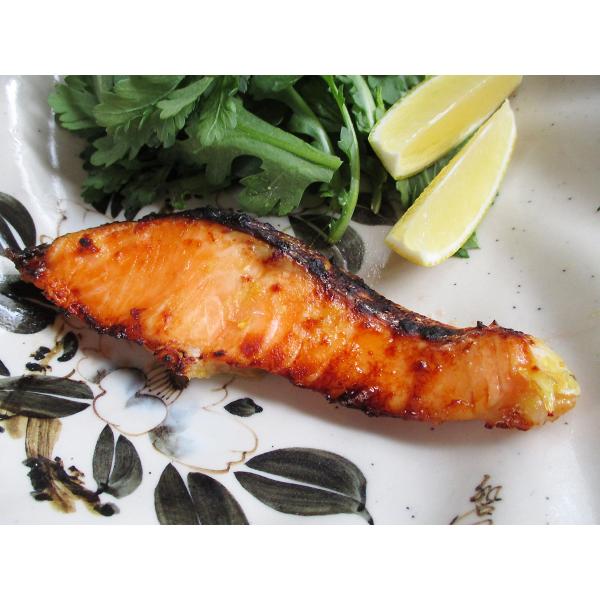 銀鮭西京味噌漬け　２０切業務用価格急騰中のチリ銀鮭を使用していますが、ここまで価格を抑えました！西京味噌との相性抜群の商品です。内容量  ２０切（１切約６０ｇ）原材料  銀鮭（養殖、チリ産）、味噌（国内製造）、砂糖、米発酵調味料、食塩、豚ゼ...